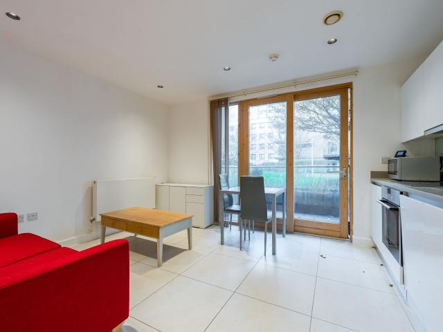 Flat for Rent in Cobblestone Square | Foxtons