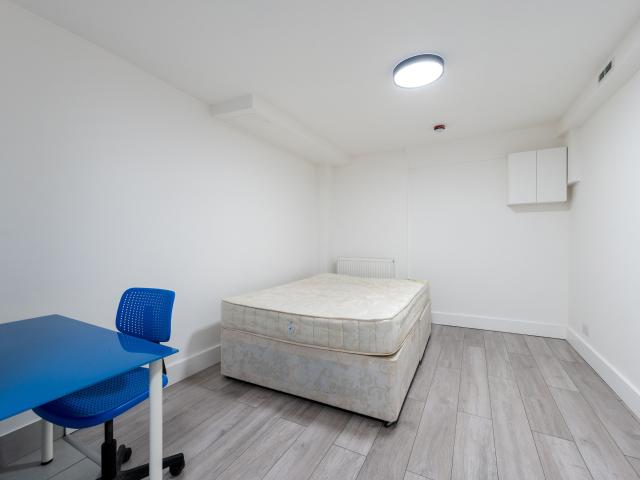 Flat for Rent in Hardman Road | Foxtons
