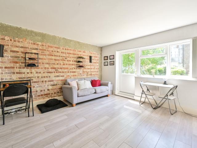 Flat for Rent in St Saviours Estate | Foxtons
