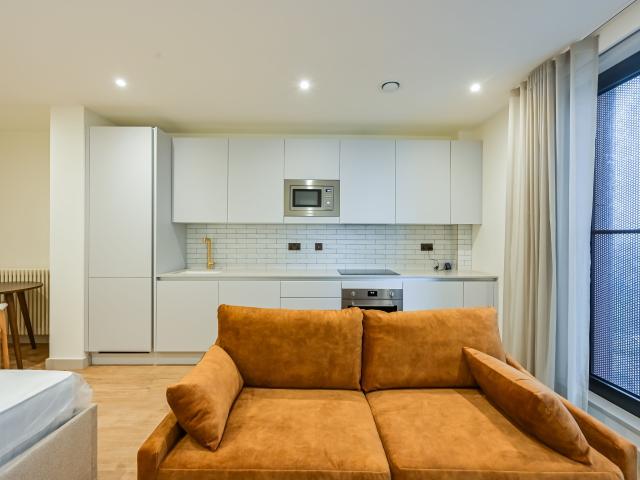 Flat for Rent in The Eades, Selborne Road | Foxtons