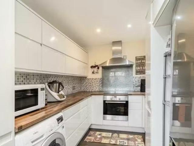 Flat for sale in Macmillan Way, London, SW17 Ref 235489