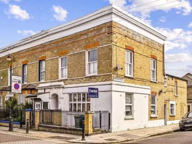 Flat for sale in Maxted Road, London, SE15 Ref 226951
