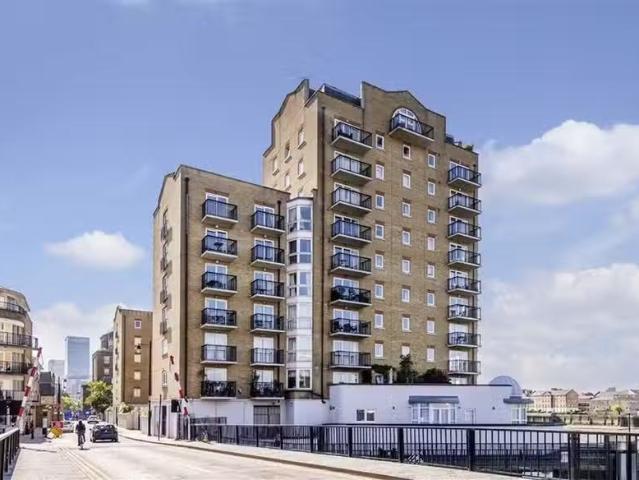 Flat for sale in Narrow Street, London, E14 Ref 228728