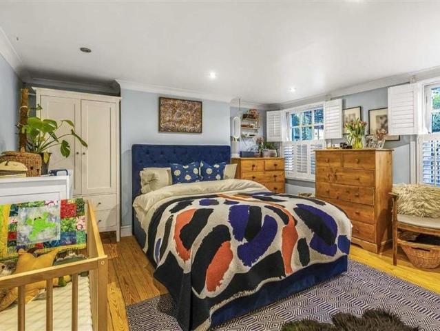 Flat for sale in New Cross Road, London, SE14 Ref 221105