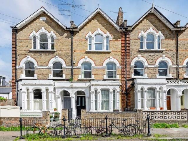 Flat for sale in Avenell Road, London, N5 Ref 223848