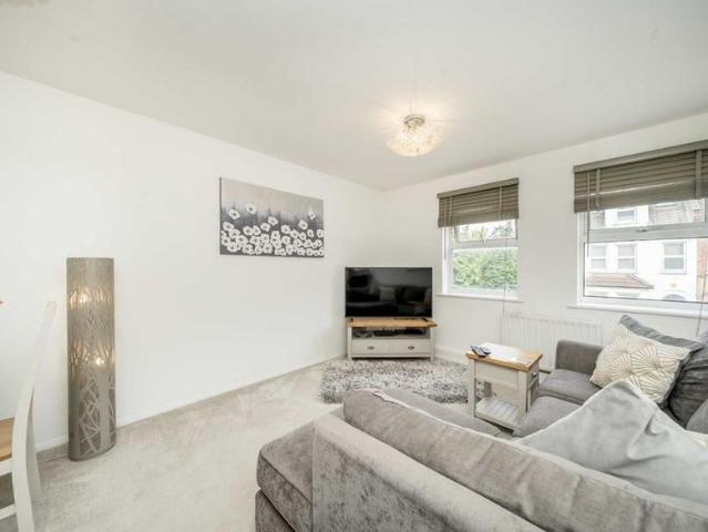 Flat for sale in Abbey Parade, London, SW19 Ref 225745