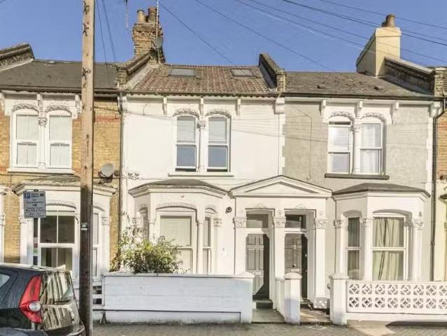 Flat for sale in Amies Street, London, SW11 Ref 227170