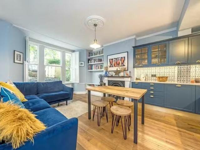 Flat for sale in Balfour Road, London, N5 Ref 231960