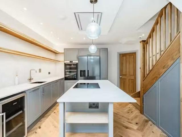 Flat for sale in Brackenbury Road, London, W6 Ref 230157