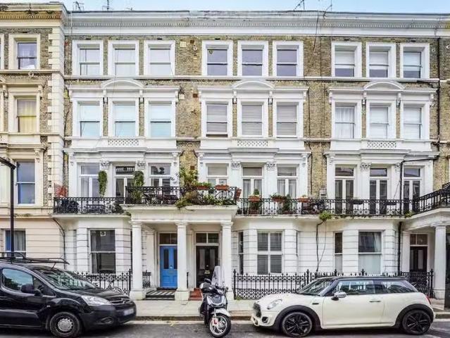 Flat for sale in Castletown Road, London, W14 Ref 229360