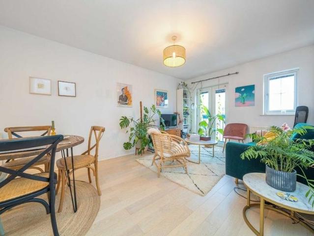 Flat for sale in Chandler Way, London, SE15 Ref 218988