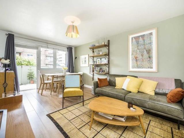 Flat for sale in Clifton Way, London, SE15 Ref 223142