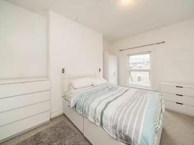 Flat for sale in Cologne Road, London, SW11 Ref 234158
