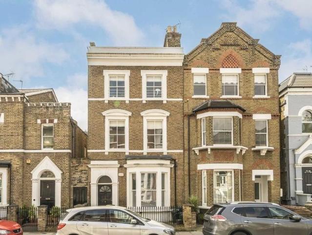 Flat for sale in Disraeli Road, London, SW15 Ref 225112