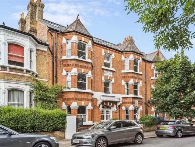 Flat for sale in Elmfield Road, London, SW17 Ref 228212