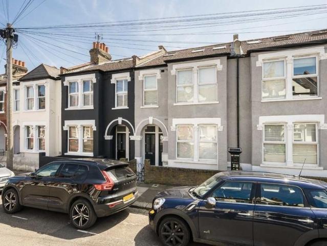 Flat for sale in Fairlight Road, London, SW17 Ref 225235
