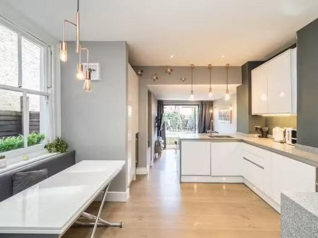 Flat for sale in Gilbey Road, London, SW17 Ref 229510