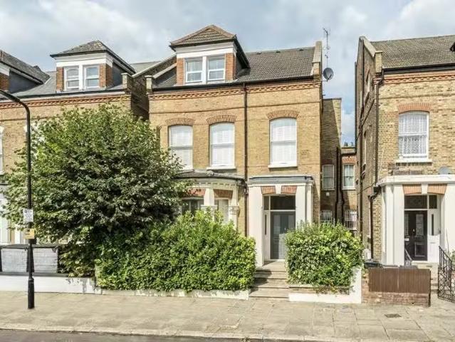 Flat for sale in Gloucester Drive, London, N4 Ref 233327