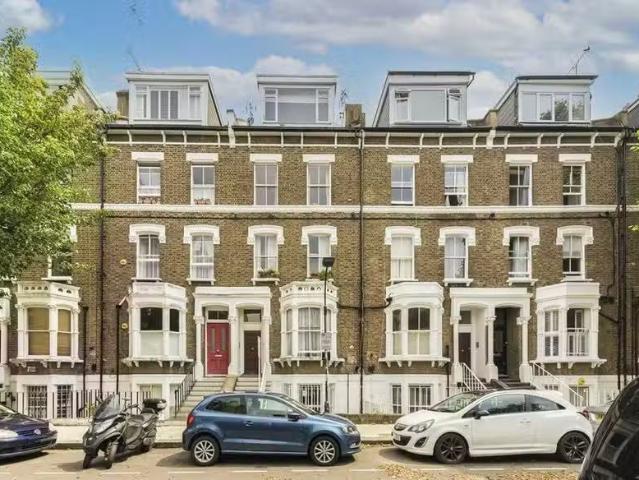 Flat for sale in Gratton Road, London, W14 Ref 226415