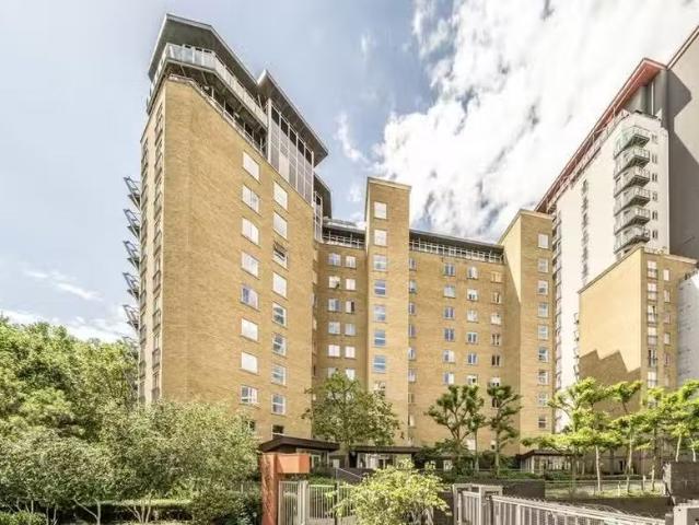Flat for sale in Hutchings Street, London, E14 Ref 226685