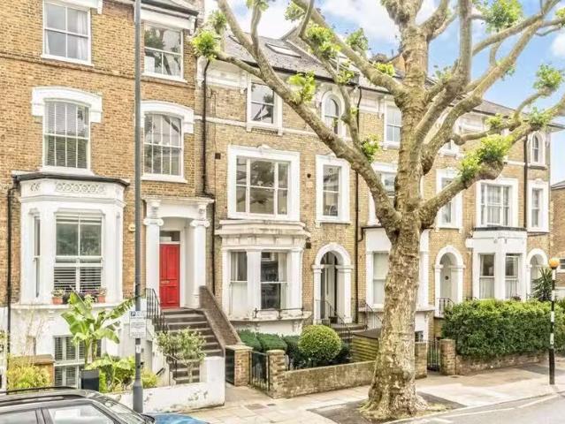 Flat for sale in Hammersmith Grove, London, W6 Ref 228274