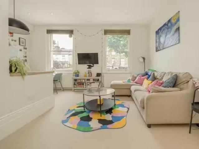 Flat for sale in Hammersmith Grove, London, W6 Ref 229949