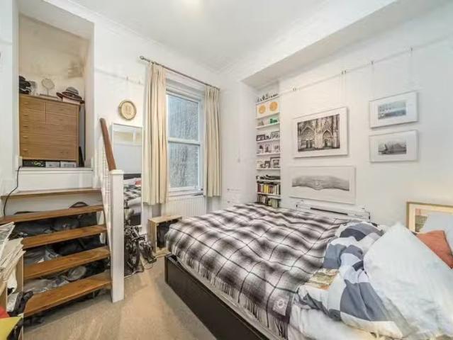 Flat for sale in Hammersmith Grove, London, W6 Ref 235346
