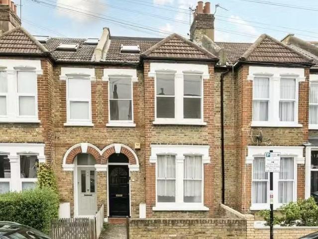Flat for sale in Himley Road, London, SW17 Ref 229927
