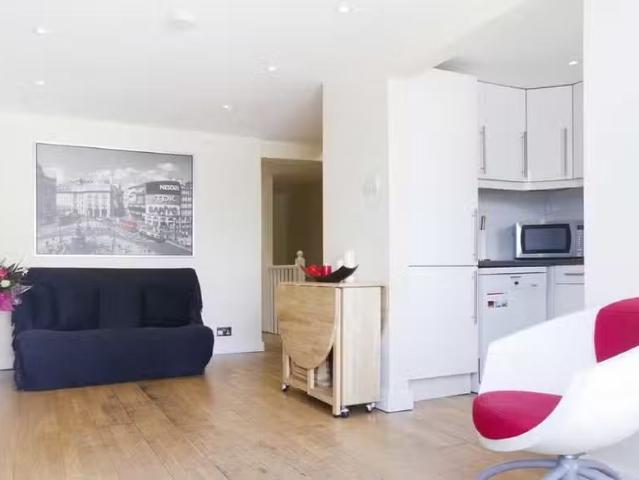 Flat for sale in King Street, London, W6 Ref 228094