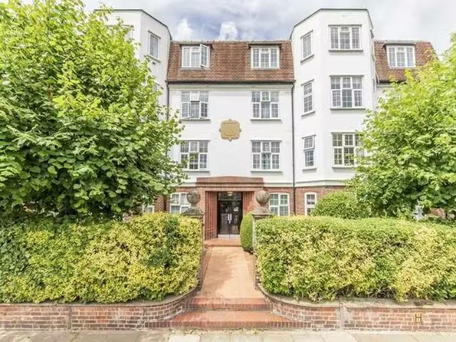 Flat for sale in Kings Road, London, SW19 Ref 230271