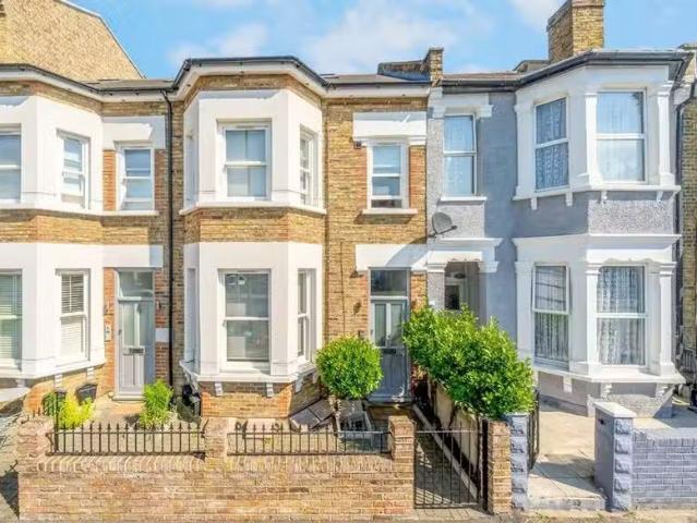 Flat for sale in Kingston Road, London, SW19 Ref 228889