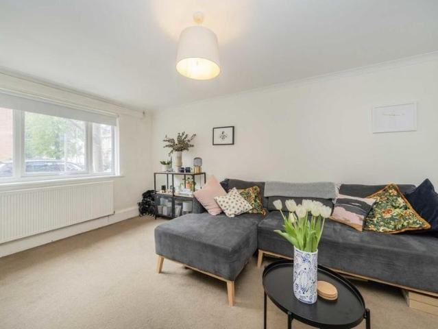 Flat for sale in Lurline Gardens, London, SW11 Ref 225122