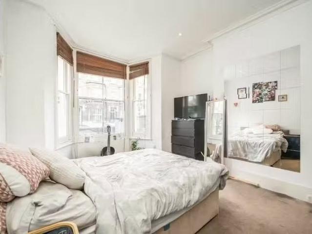 Flat for sale in Rush Hill Road, London, SW11 Ref 236114