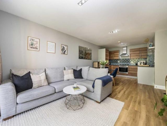 Flat for sale in St. Georges Grove, London, SW17 Ref 225093