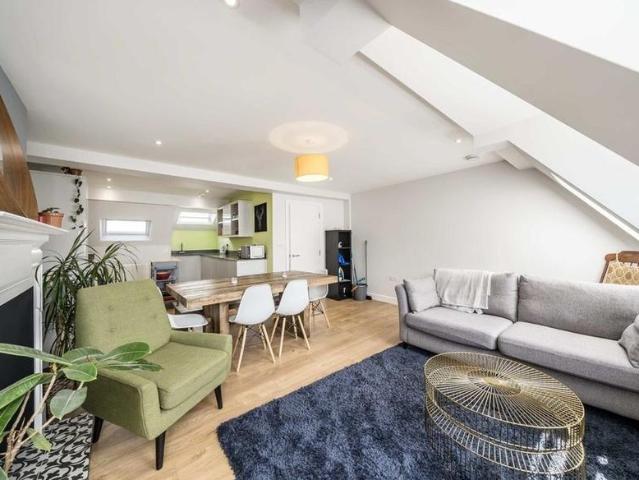 Flat for sale in Upper Richmond Road, London, SW15 Ref 221104