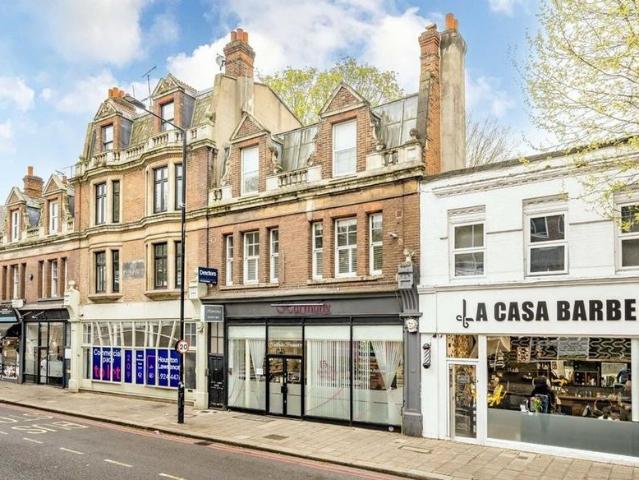 Flat for sale in Upper Richmond Road, London, SW15 Ref 223438