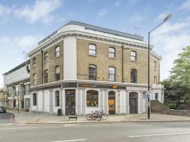 Flat for sale in Upper Richmond Road, London, SW15 Ref 231348