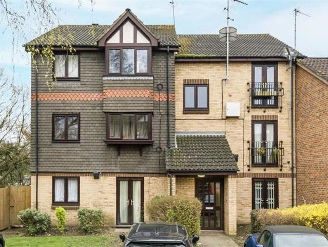 Flat for sale in Woodrush Close, London, SE14 Ref 221848