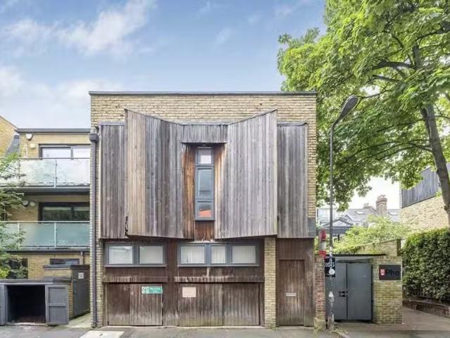 Flat for sale in Worple Road Mews, London, SW19 Ref 227490