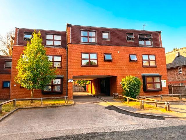Flat, Gresham Court, Gresham Road, Brentwood CM14, 2 bed flat to rent, £1,500 pcm | PrimeLocation