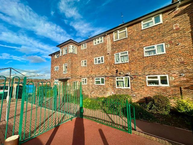 Flat, Halstead House, Dartfields, Romford RM3, 1 bed flat to rent, £1,300 pcm | PrimeLocation