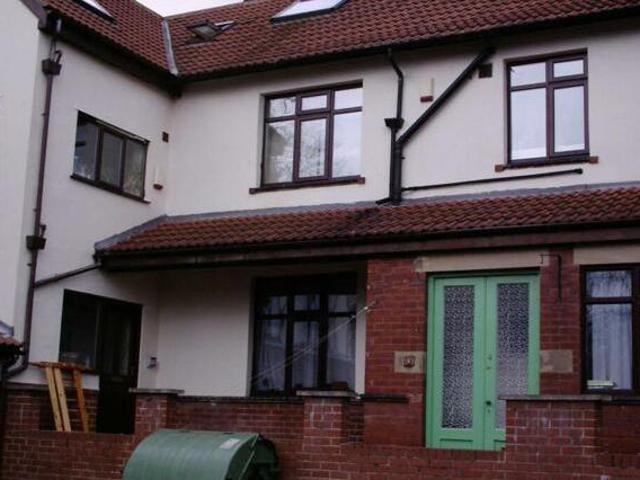 Flat Headingley House, Ash Road, 3 Bedroom Flat