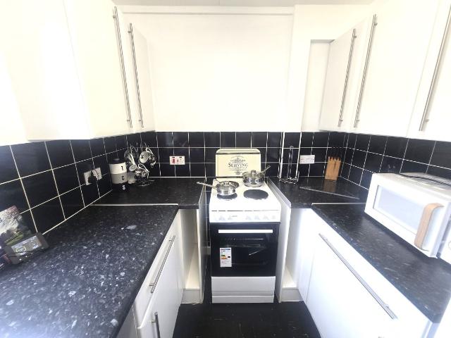 Flat Heddington Gardens, Arnold, Nottingham NG5, 1 bed flat to rent, £720 pcm | PrimeLocation