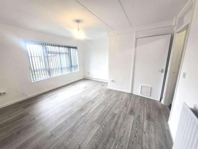 Flat Heddington Gardens, Arnold, Nottingham, NG5