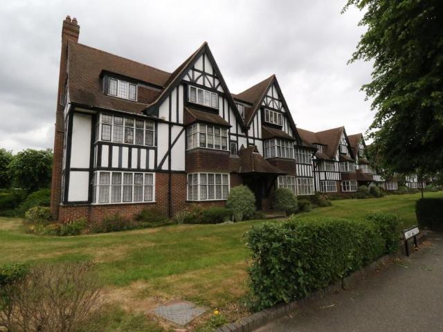 Flat, Hereford House, Queens Drive. 3 bed flat £2,950 pcm £681 pw