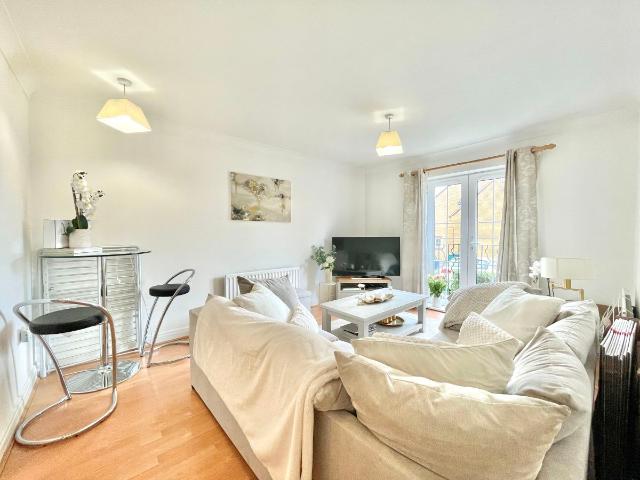 Flat Honiton Gardens, London NW7, 2 bed flat to rent, £1,750 pcm | PrimeLocation