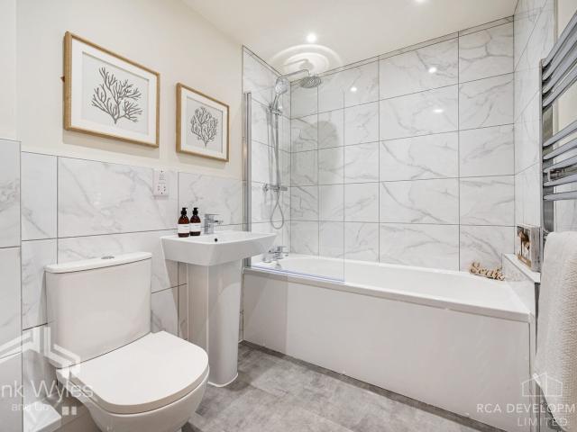 Flat in The Residence, Clifton Drive South, Lytham St Annes