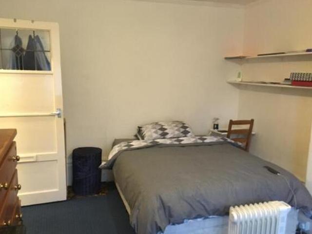 Flat, Kelso Road, Studio Flat For
