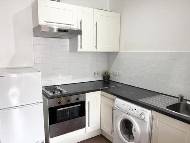 Flat, Kelso Road, Studio Flat For