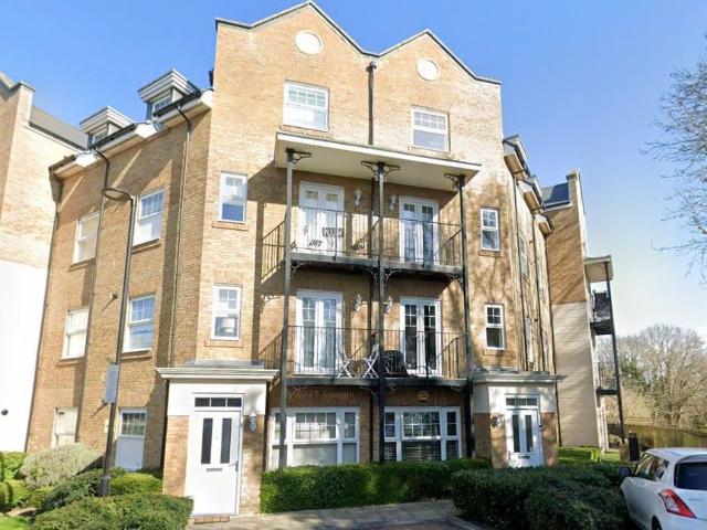 Flat, Knightsbridge Court, Wells View Drive, Bromley BR2, 2 bed flat to rent, £2,200 pcm | PrimeLocation